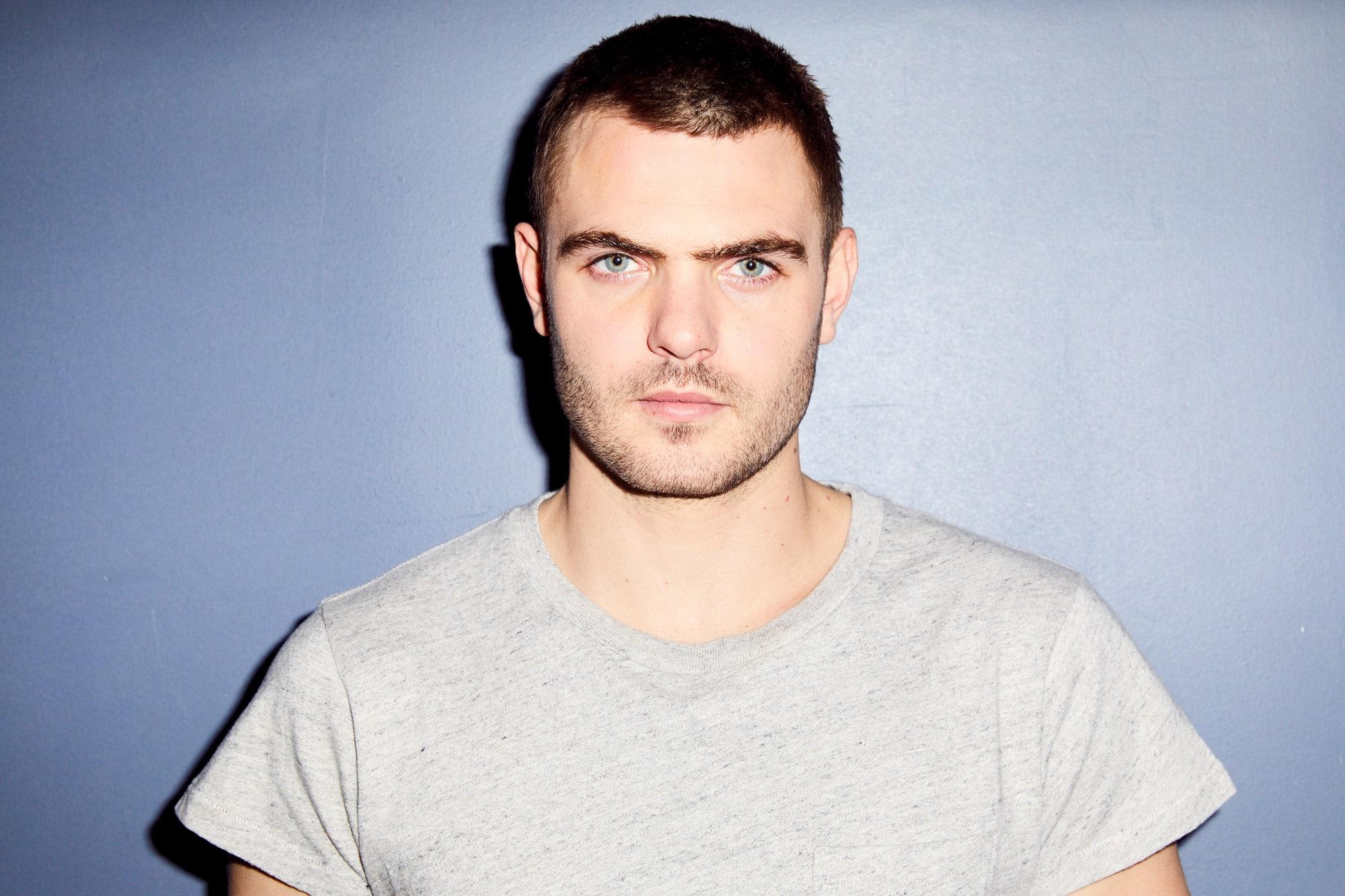 Alex Roe Bio, Wiki, Career, Age, Height, Siren, The 5th Wave, Partner ...